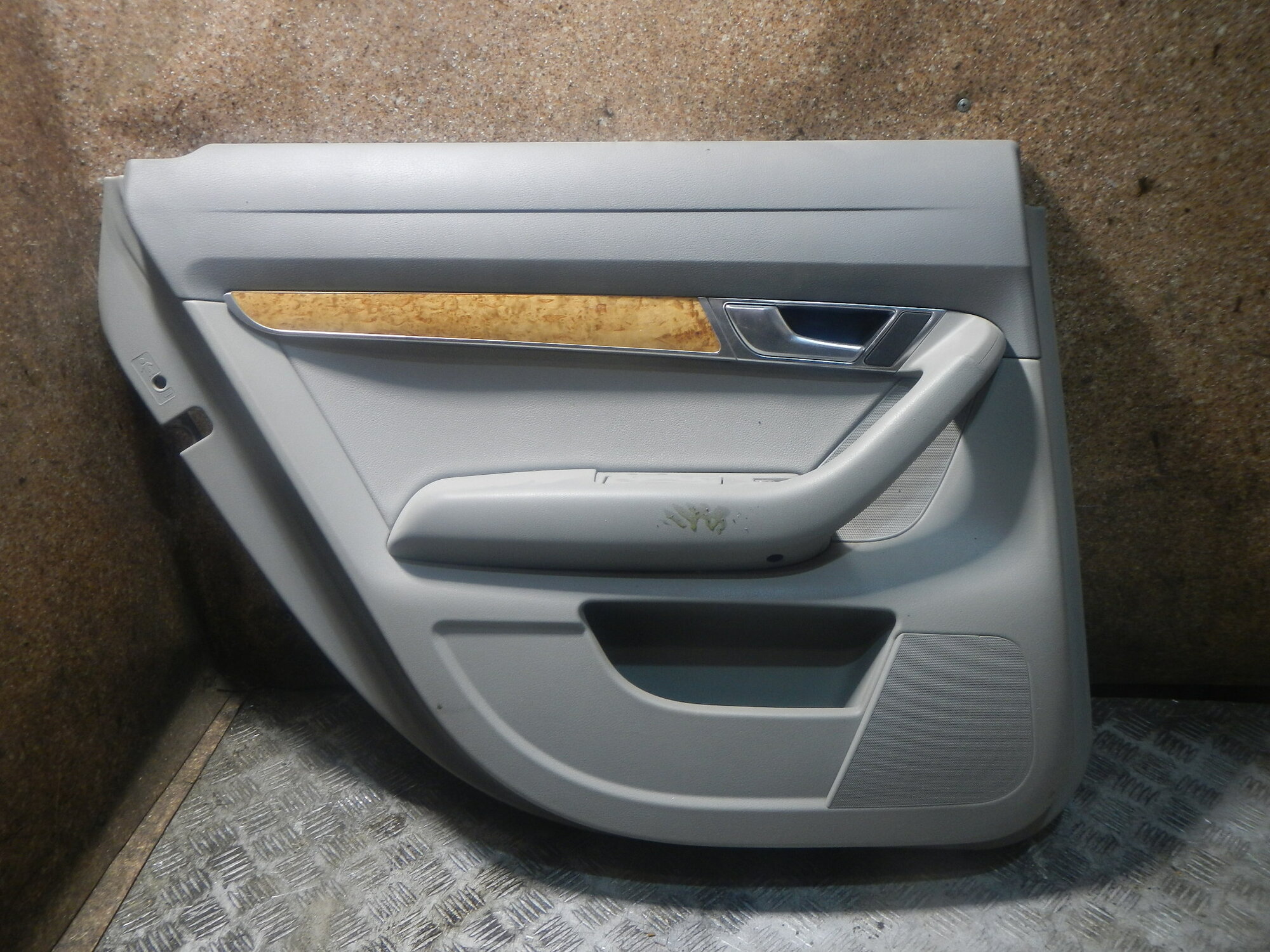 Б/У Обшивка двери задней левой, Audi (Ауди)-A6 (C6) (05-11) AUDI A6 (C6) (05-11) Грязная, потертости. 571712 VAG арт. 4F...