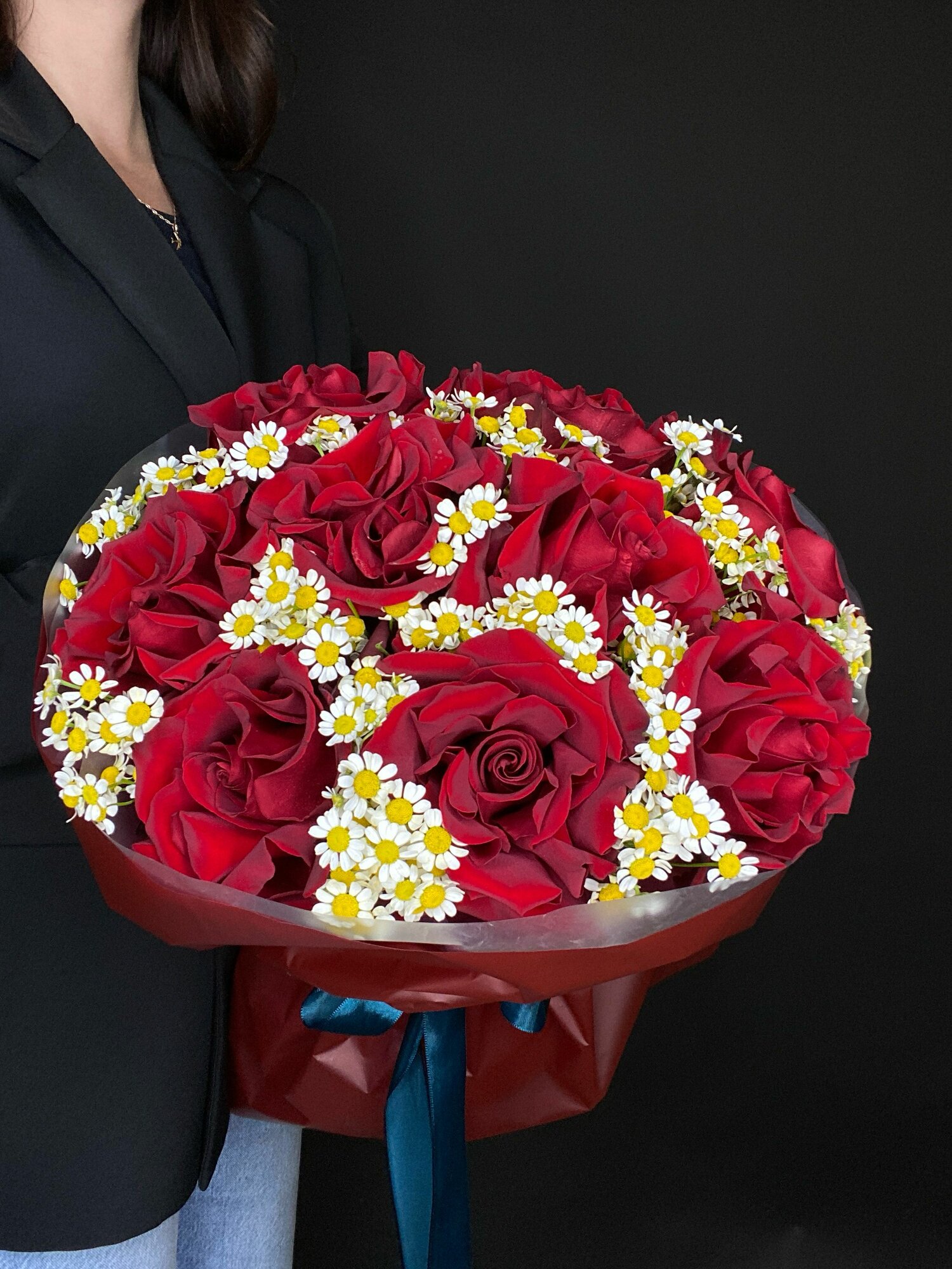 Сборный букет «Розы с ромашками», 21 цветок, 50 см х 35 см, цвет: белый/красный
