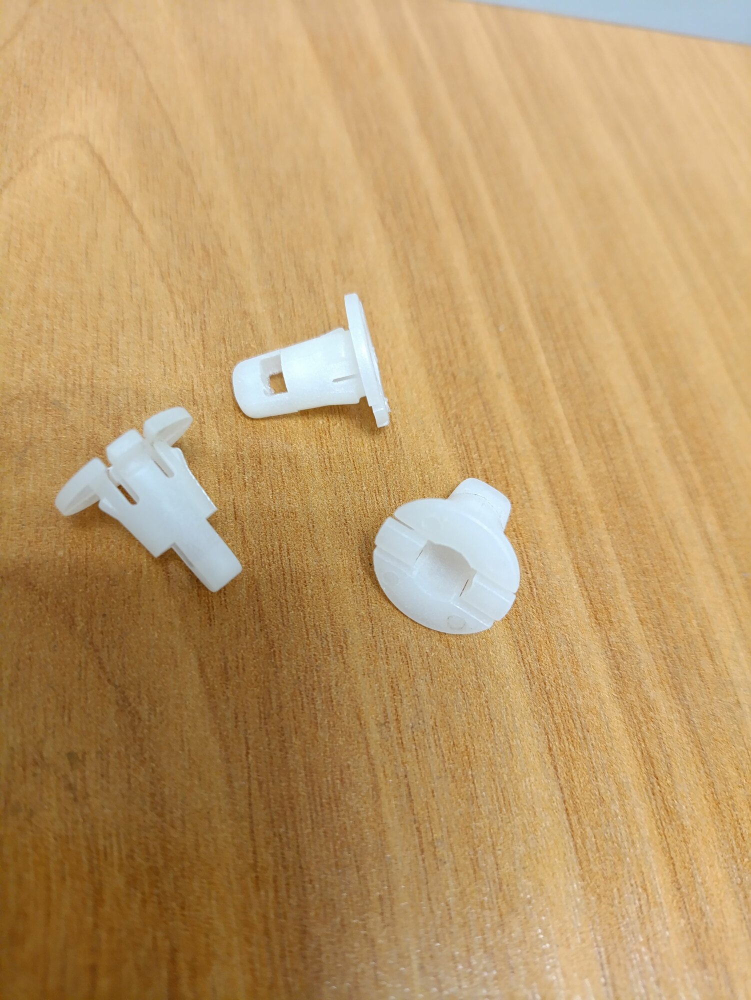 Клипса крепления накладки, молдинга порога Nissan, Infiniti. OEM: 76848-ED000