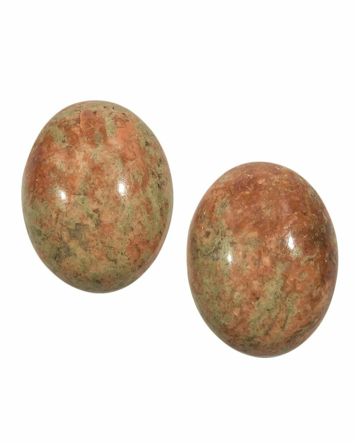 Пара кабошонов из унакита размером 25х20х7 мм.