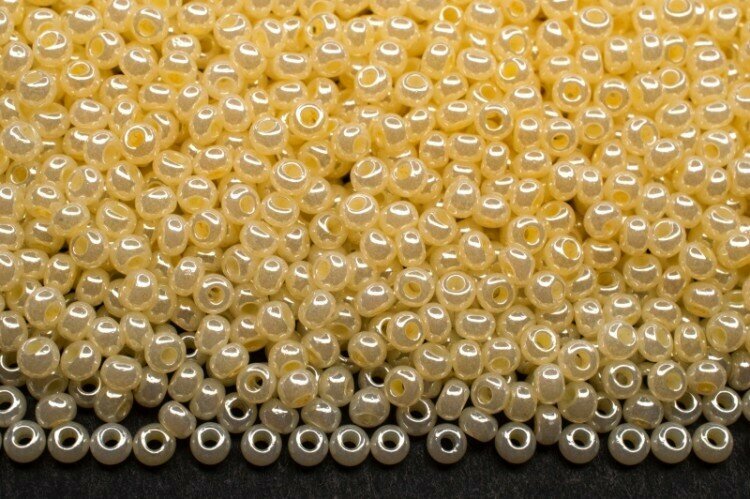 Бисер чешский PRECIOSA круглый 10/0 47113 кремовый непрозрачный, 1 сорт, 50г