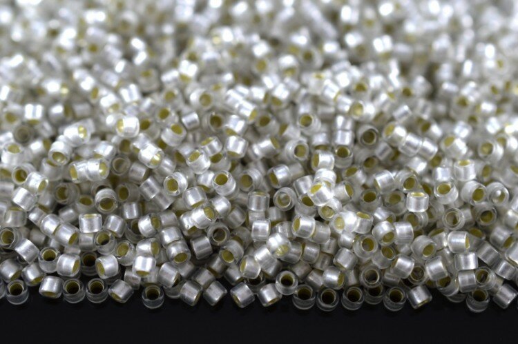 Бисер японский TOHO Treasure цилиндрический 11/0 #0021F хрусталь матовый, серебряная линия внутри, 5 грамм