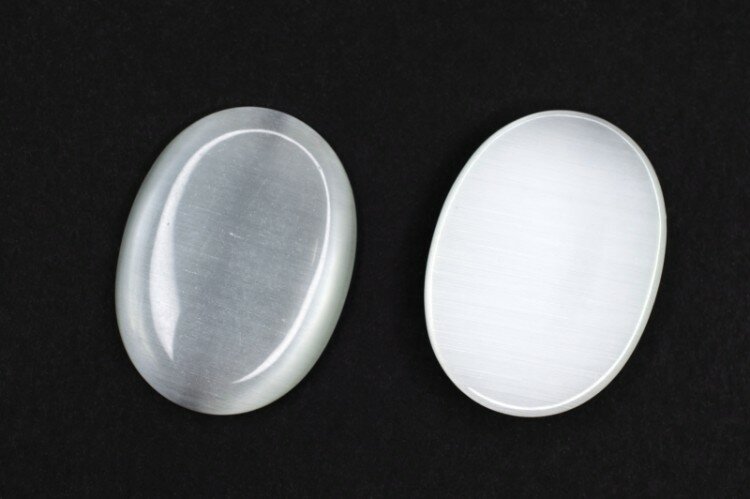 Кабошон овальный Кошачий глаз 40х30мм, цвет белый, 2032-003, 1шт