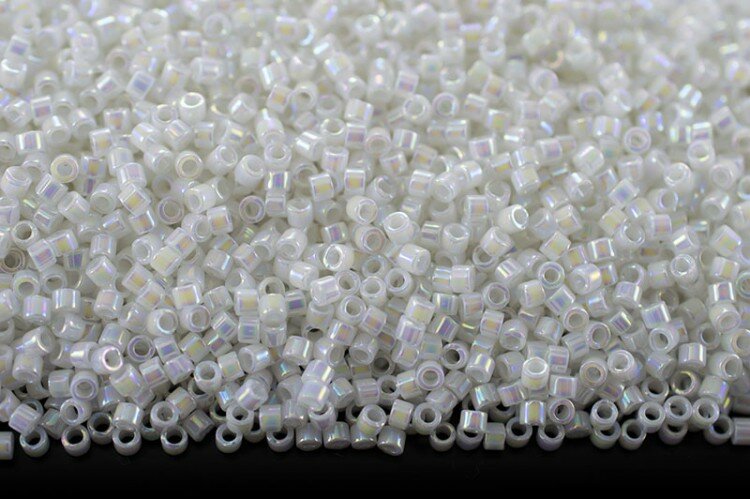 Бисер японский MIYUKI Delica цилиндр 11/0 DB-0202 белый жемчужный, радужный, 5 грамм
