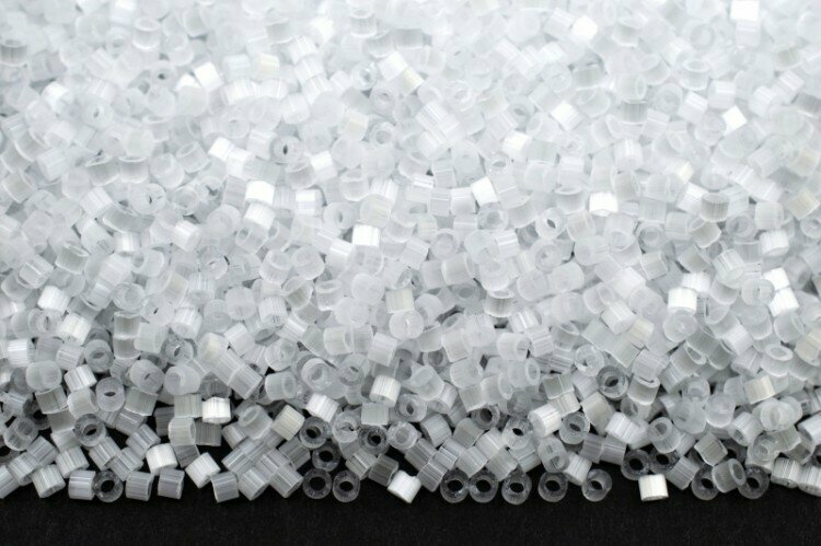 Бисер японский MIYUKI Delica цилиндр 11/0 DB-0635 хрусталь, шелковый сатин, 5 грамм