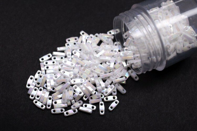 Бисер японский MIYUKI Quarter TILA #0471 белый, радужный непрозрачный, 5 грамм