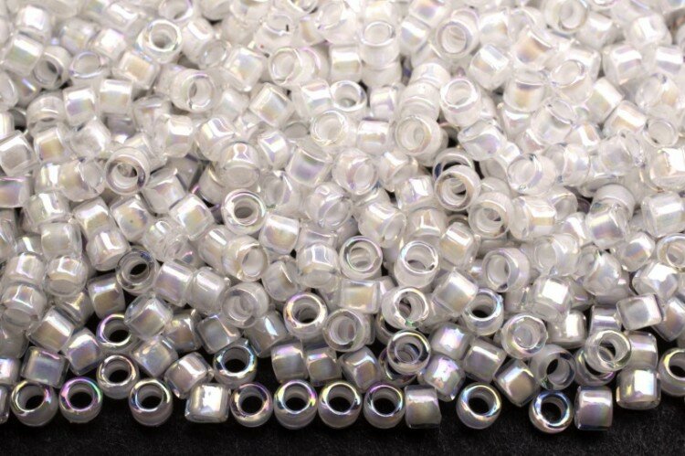 Бисер японский TOHO Treasure цилиндрический 11/0 #0777 хрусталь/крем радужный, окрашенный изнутри, 5 грамм