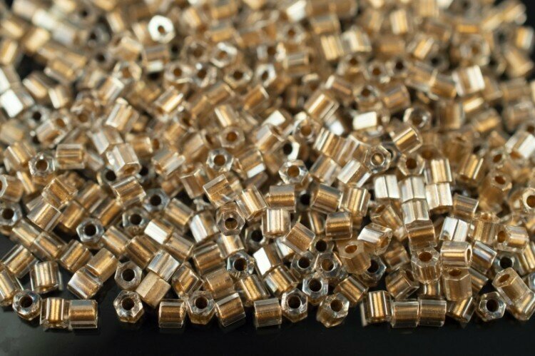 Бисер японский TOHO Hexagon шестиугольный 11/0 #0989 хрусталь, золотая линия внутри, 5 грамм