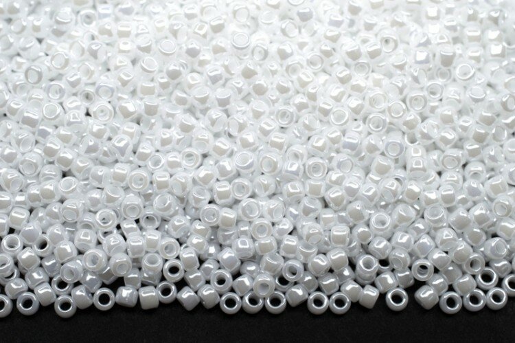 Бисер японский TOHO круглый 15/0 #0121 белый, глянцевый непрозрачный, 10 грамм