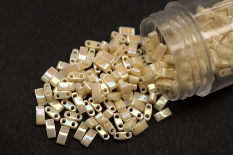 Бисер японский MIYUKI Half TILA #0486 слоновая кость, радужный цейлон, 5 грамм