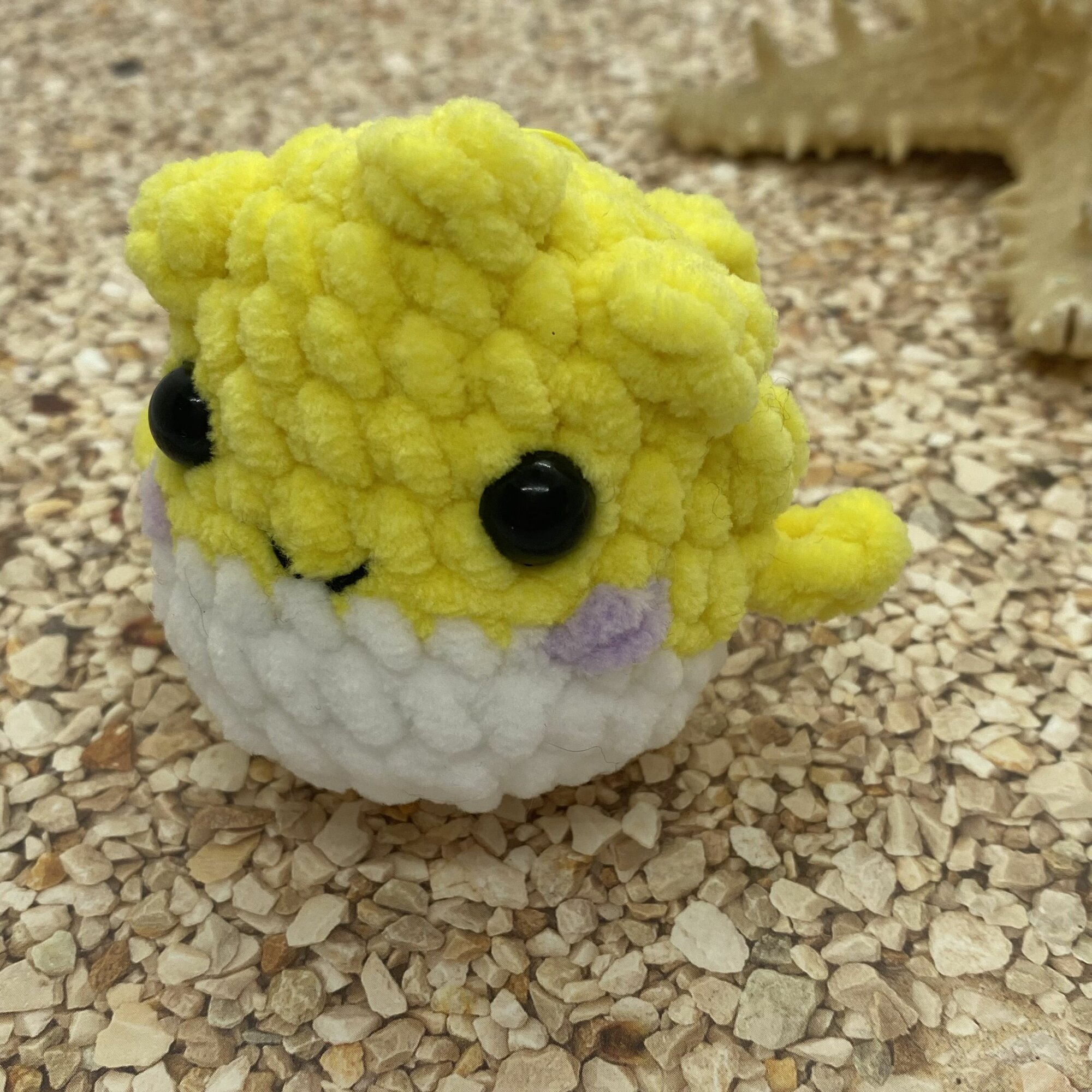 Фигурка брелок мягкая Рыба Фугу желтая вязаная ручная работа