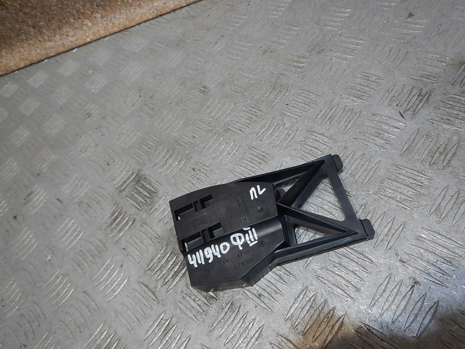 Б/У Кронштейн (сопут.товар), Ford (Форд)-FOCUS 3 (11-19) FORD FOCUS 3 (11-19) замка двери передней левой Новый. 411940 FO...