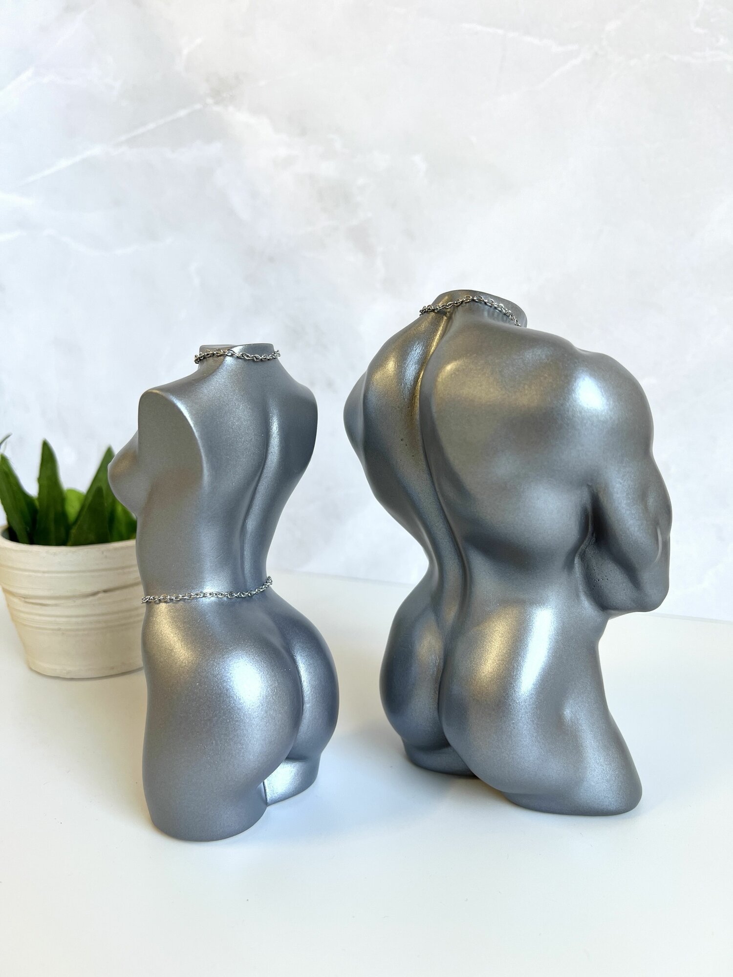 Набор статуэток мужское и женское тело цвет серебристый. Гипс. Высота 17 см. С цепочкой