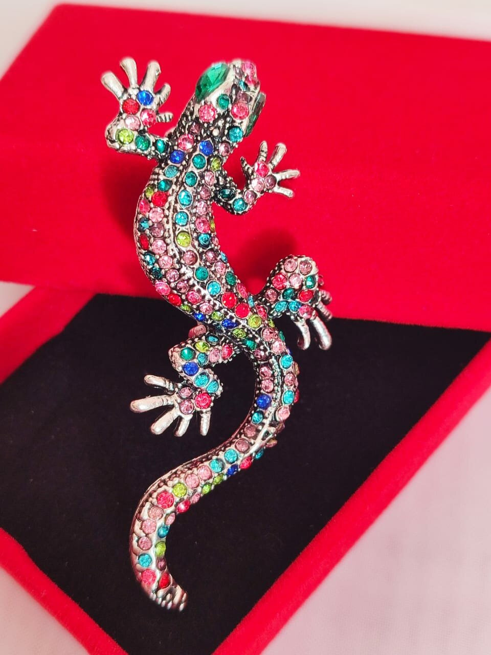 Брошь, стразы