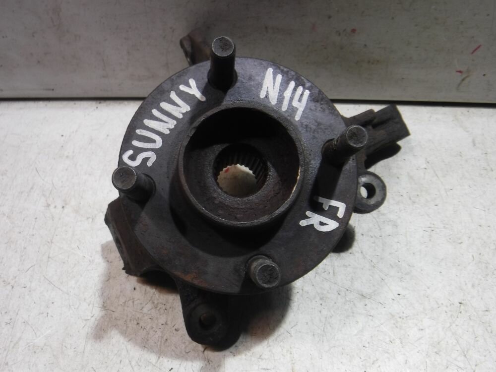 Кулак передний правый Nissan Sunny N14