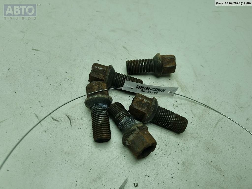 Болт колесный (гайка колесная) Volkswagen Passat B5