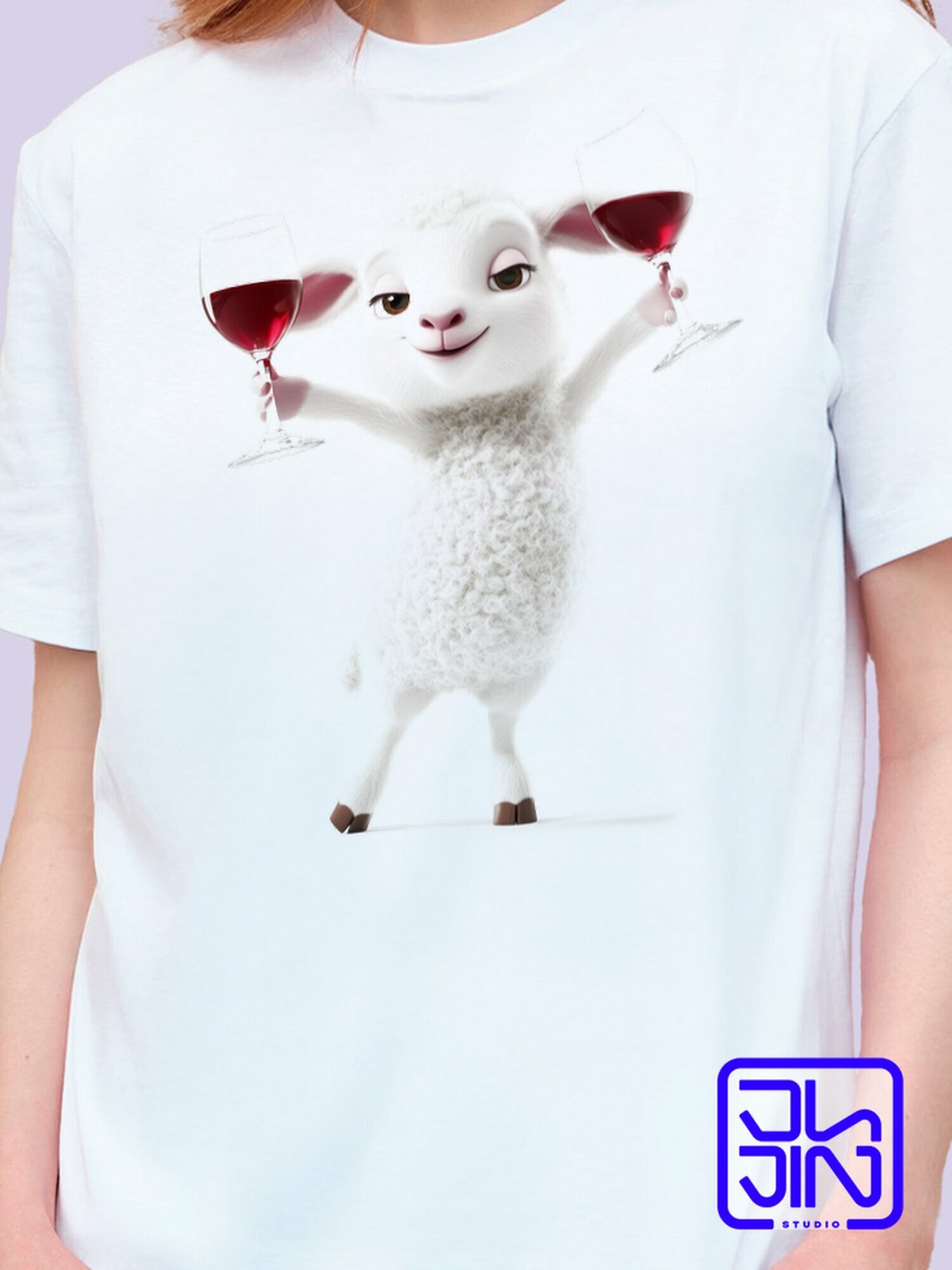 Футболка классическая женская с авторским принтом Белая веселая овечка с бокалами красного вина, смешная молочная героиня, белый хлопковый трикотаж с прикольным рисунком на груди