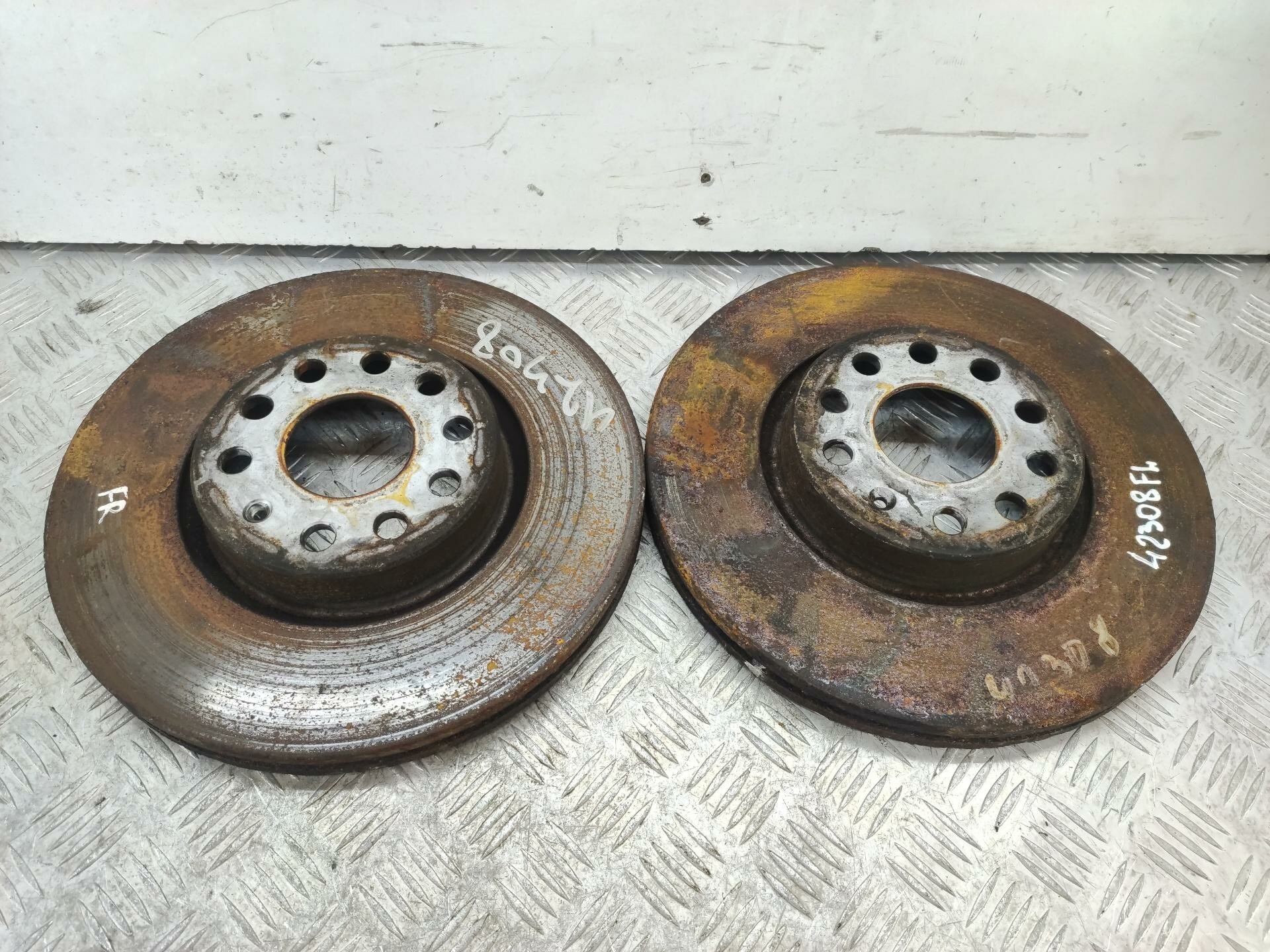 Диск тормозной передний Volkswagen Passat B6 2008