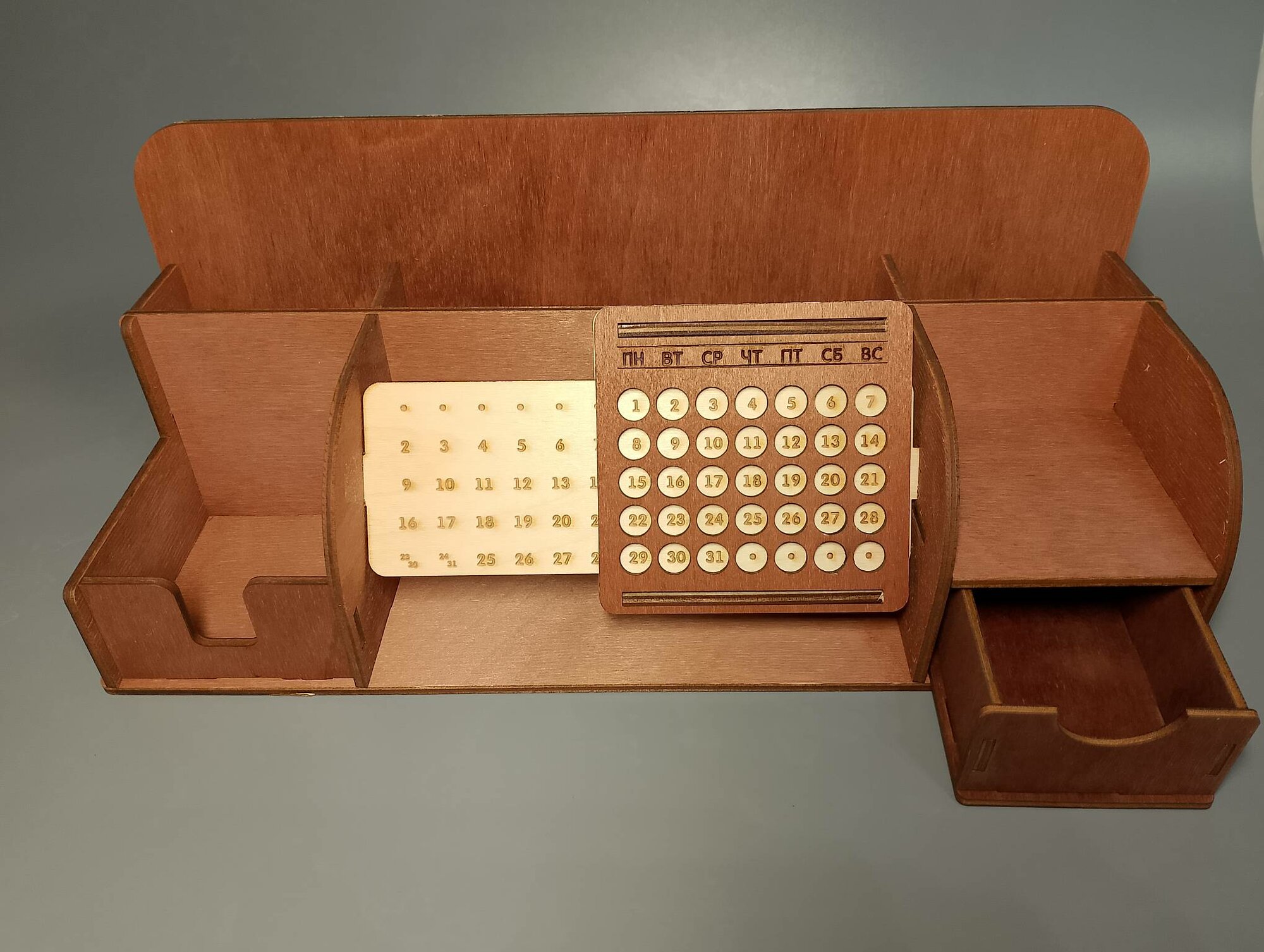 Настольный деревянный органайзер FB с вечным календарём и 6 отделениями 35*14*13 коричневый