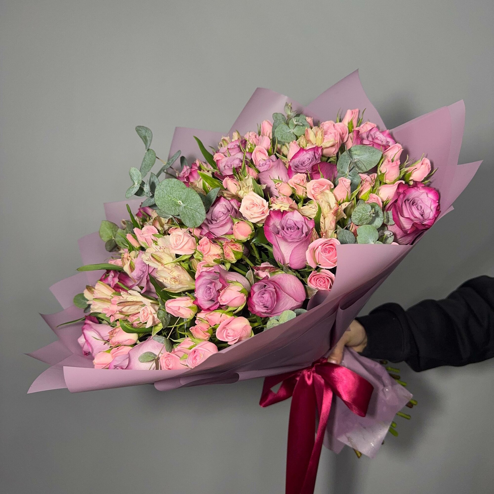 Роскошный букет из эквадорских и кустовых роз с альстромерией и эвкалиптом, Доставка по Москве