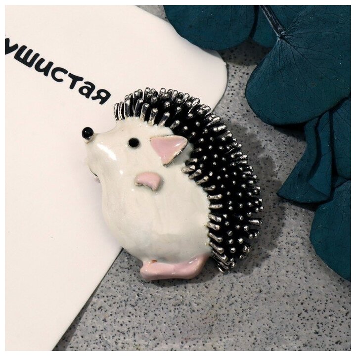 Брошь, стразы, эмаль