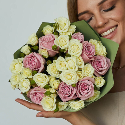 Букет живых цветов Venus in Fleurs, белые и розовые кустовые розы, 19 штук