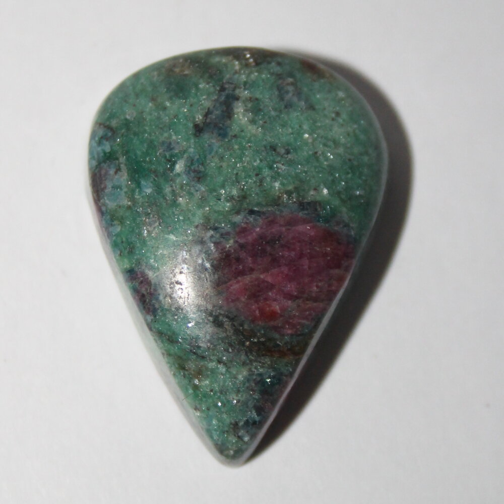 Красный корунд рубин в фуксите кабошон, 27х20х7 мм, "True Stones"