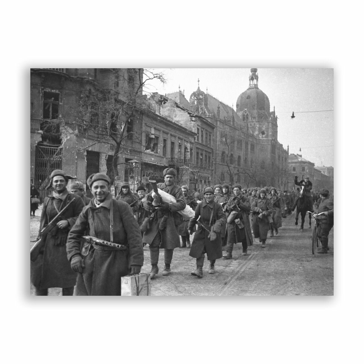 Советский постер, плакат на бумаге / Великая Отечественная. Вена,1945 / Размер 30 x 40 см