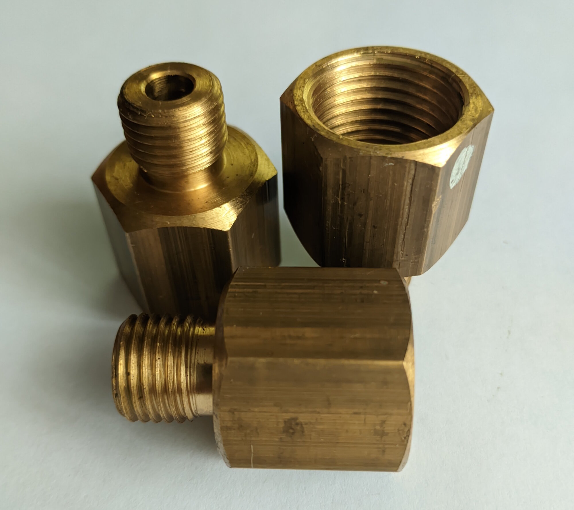 Переходник резьбовой, вн. р. G1/2, нар. р. М14*1,5. латунь.