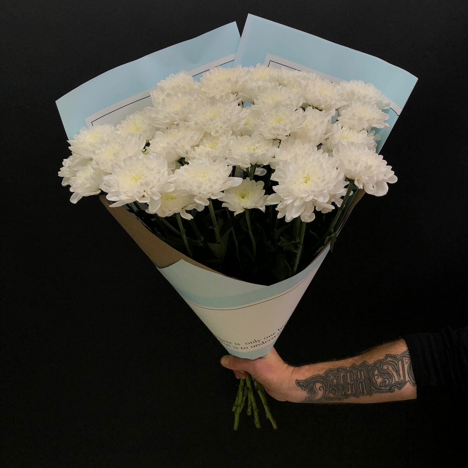 Монобукет из кустовой хризантемы Алтай в количестве - 7 штук в упаковке