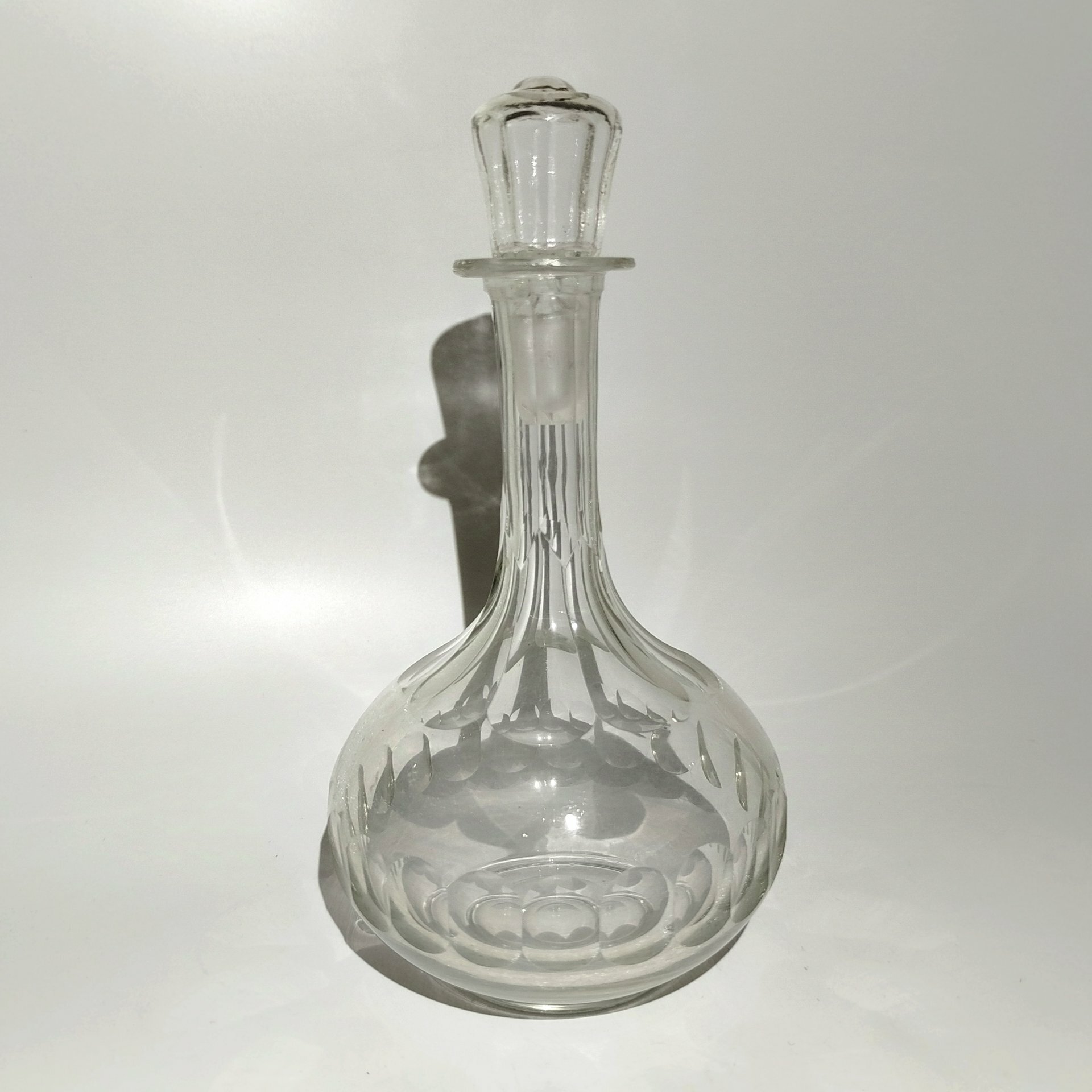 Графин с декором в виде "лащинистой грани Бауера" (№133 по прейскуранту), стекло