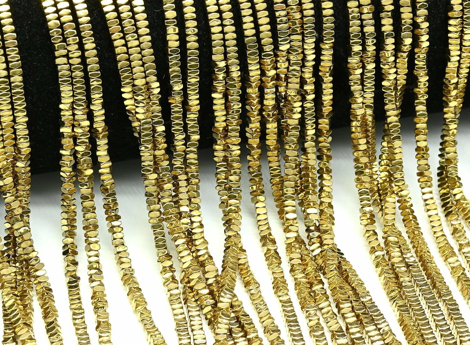 Бусины из гематита многогранник 2*1мм цв. золотистый, 40см, 320 бусин .