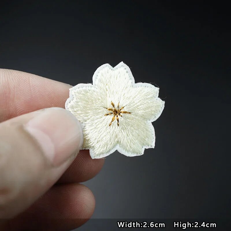Вышитая нашивка Сакура белая, 2.6x2.4 см, Цвет: 6