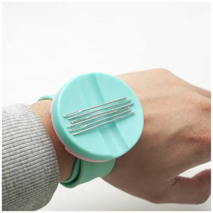 Игольница Crafty Tailor магнитная на браслете, цвет голубой