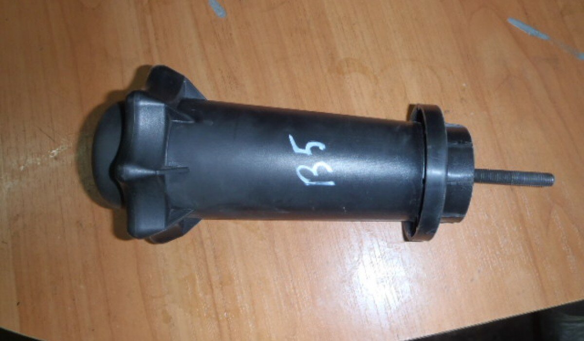 Болт крепления запасного колеса Passat (B5) Volkswagen 3B9803899A