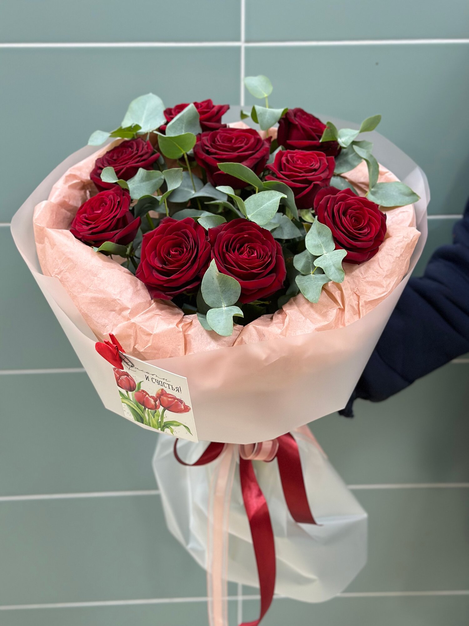 Букет Liana Flowers "Красные розы и нежный эвкалипт", 9 шт, высота 50 см