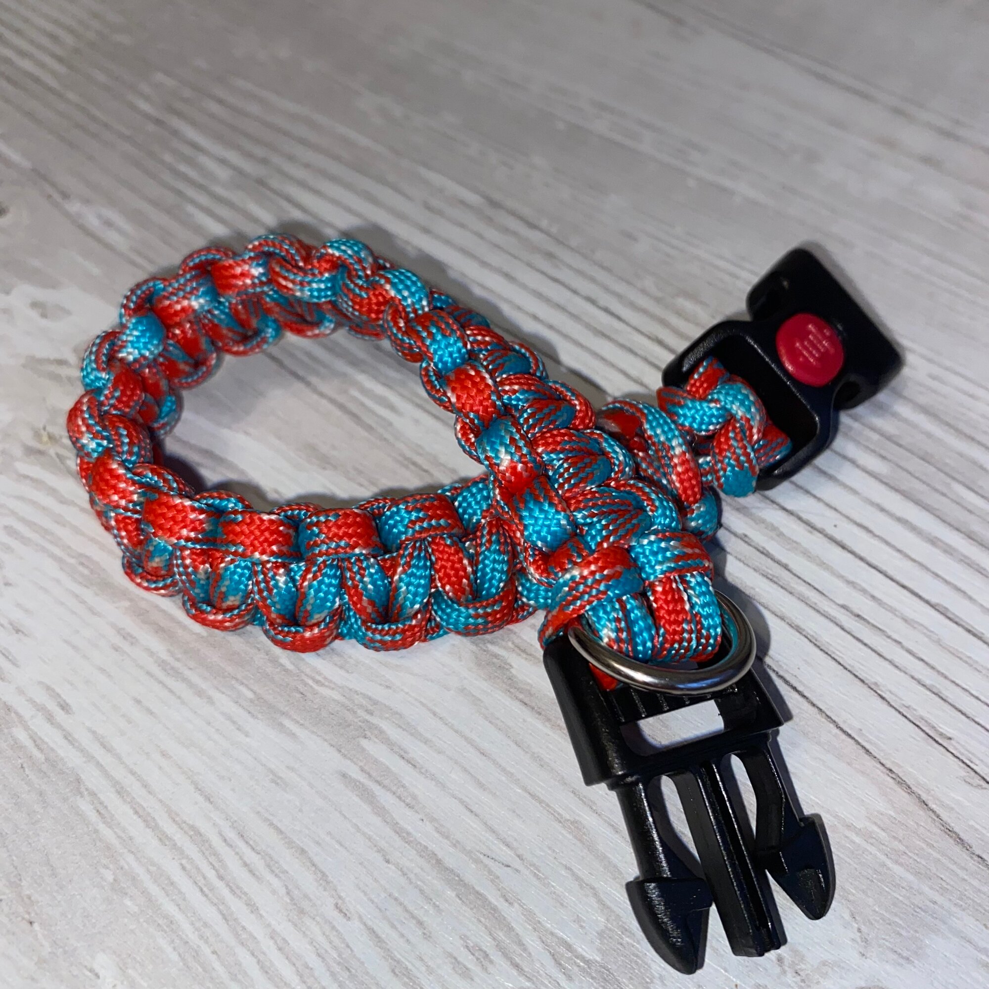 Ошейник из паракорда «Кобра» красно-голубой