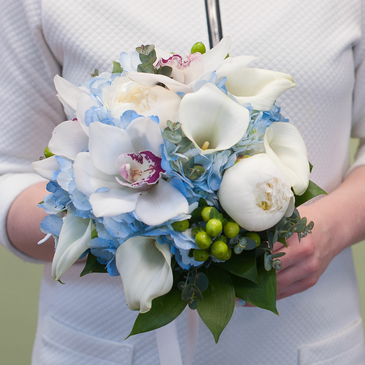 Букет невесты Charlotte "Ума Турман", с бутоньеркой, голубой, 20см