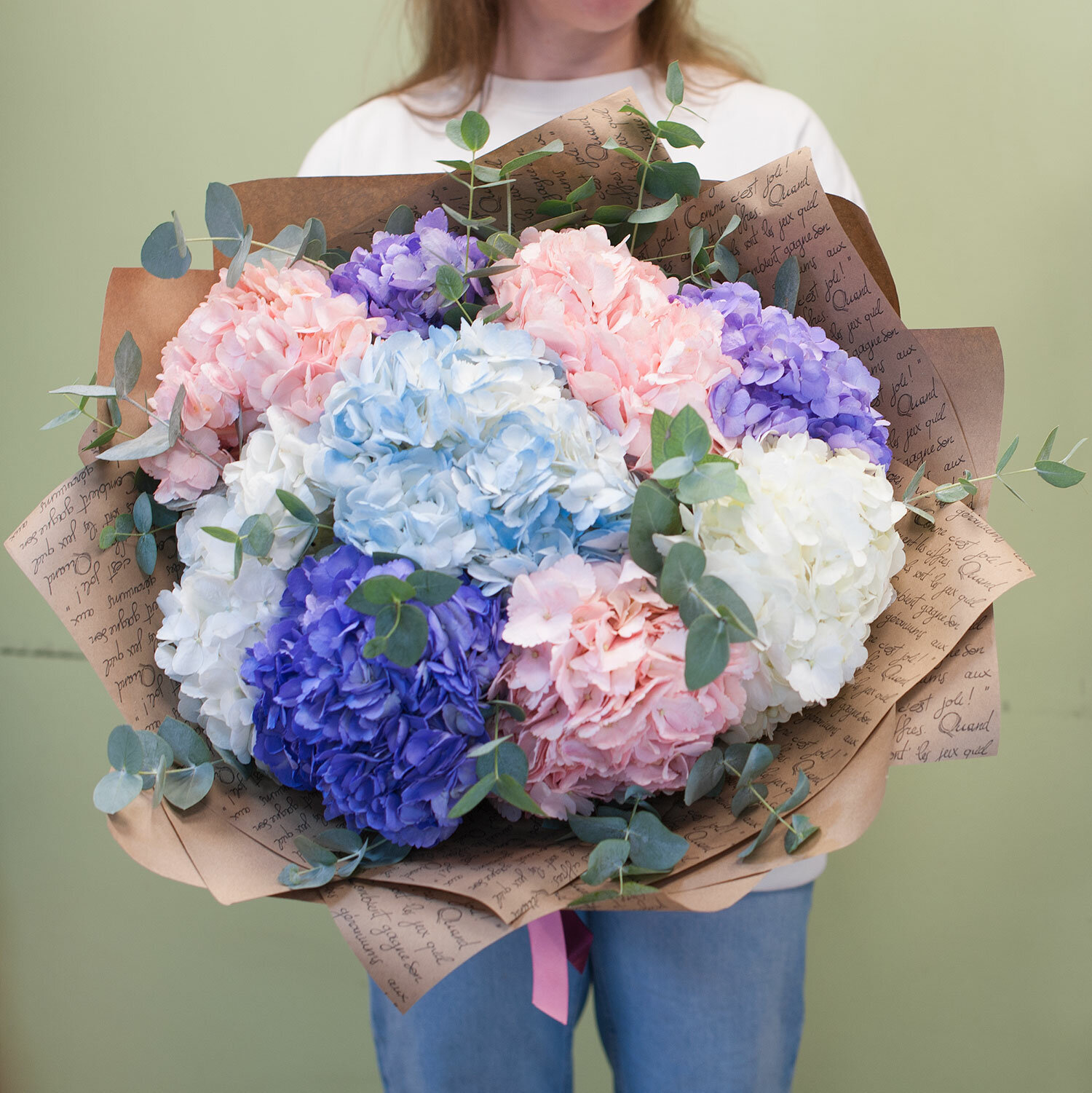 Монобукет Charlotte "Джамбо", гортензии, с ветвями эвкалипта, 9 цветов, 50 см