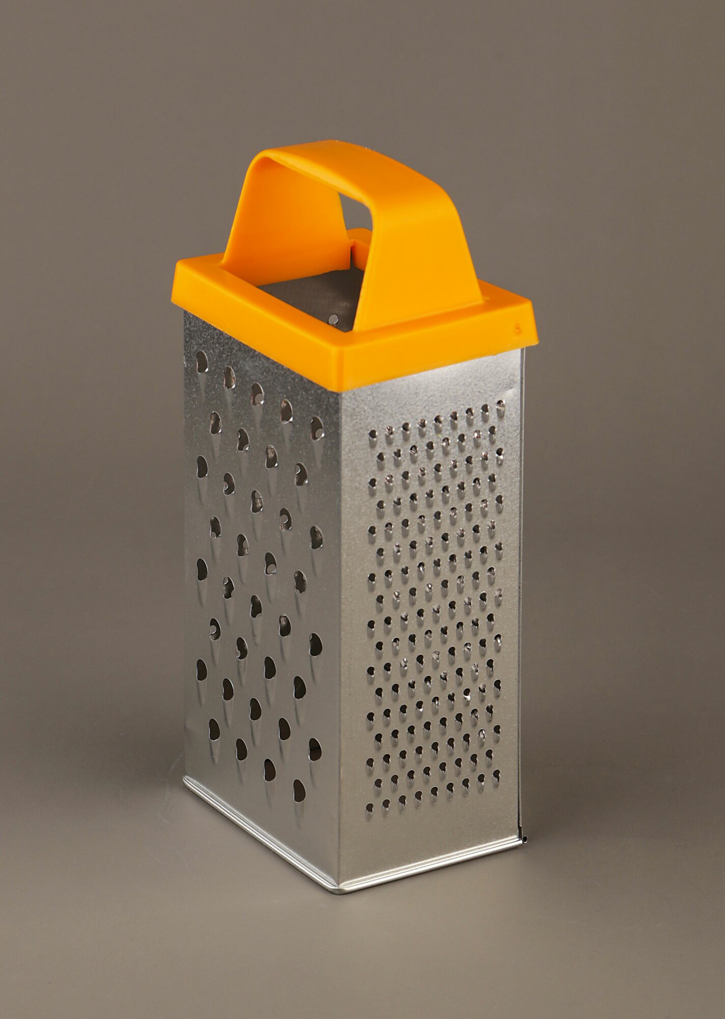 Терка для овощей четырехгранная металлическая с пластмассовой ручкой