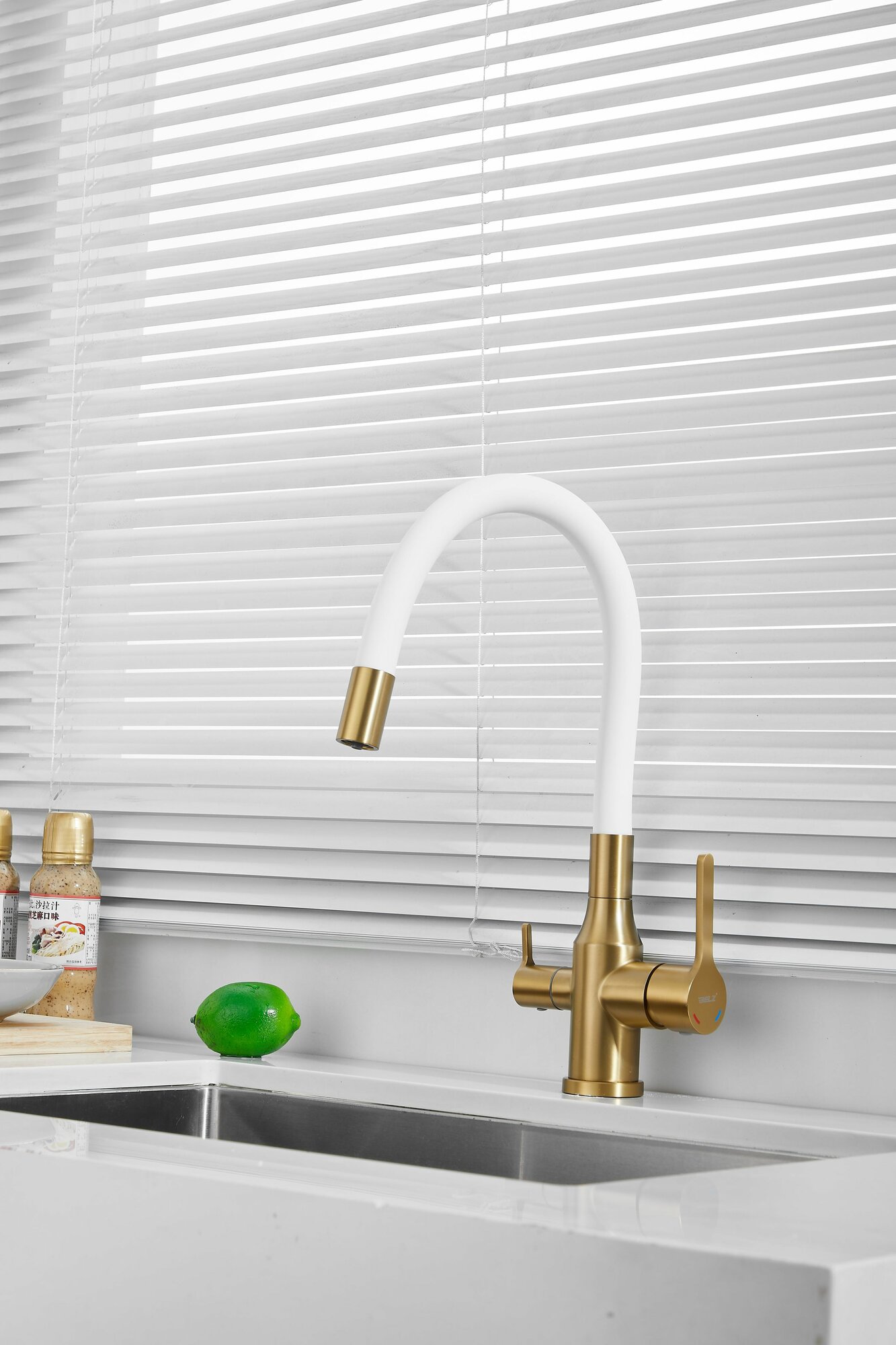 Смеситель для кухни с гибким изливом, кран золотой с фильтром для воды на мойку BELZ B76814-5