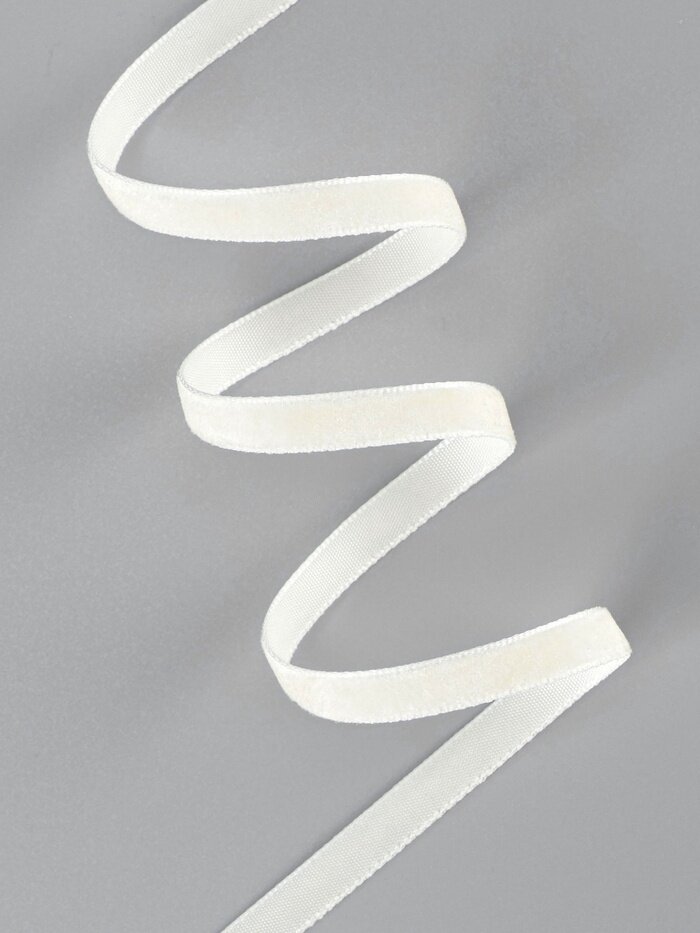 Ленточка для подарков / шитья, лента для рукоделия / для бантов бархатная, 6 мм, 18 +- 1 м, цвет молочный №04