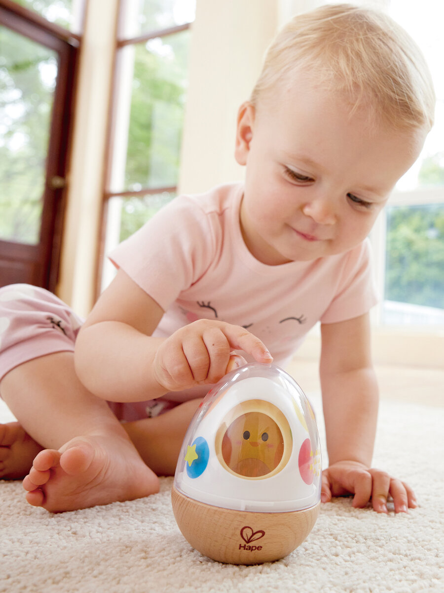 Игрушка - неваляшка 2 в 1 Hape "Домик для цыпленка" E0514_HP