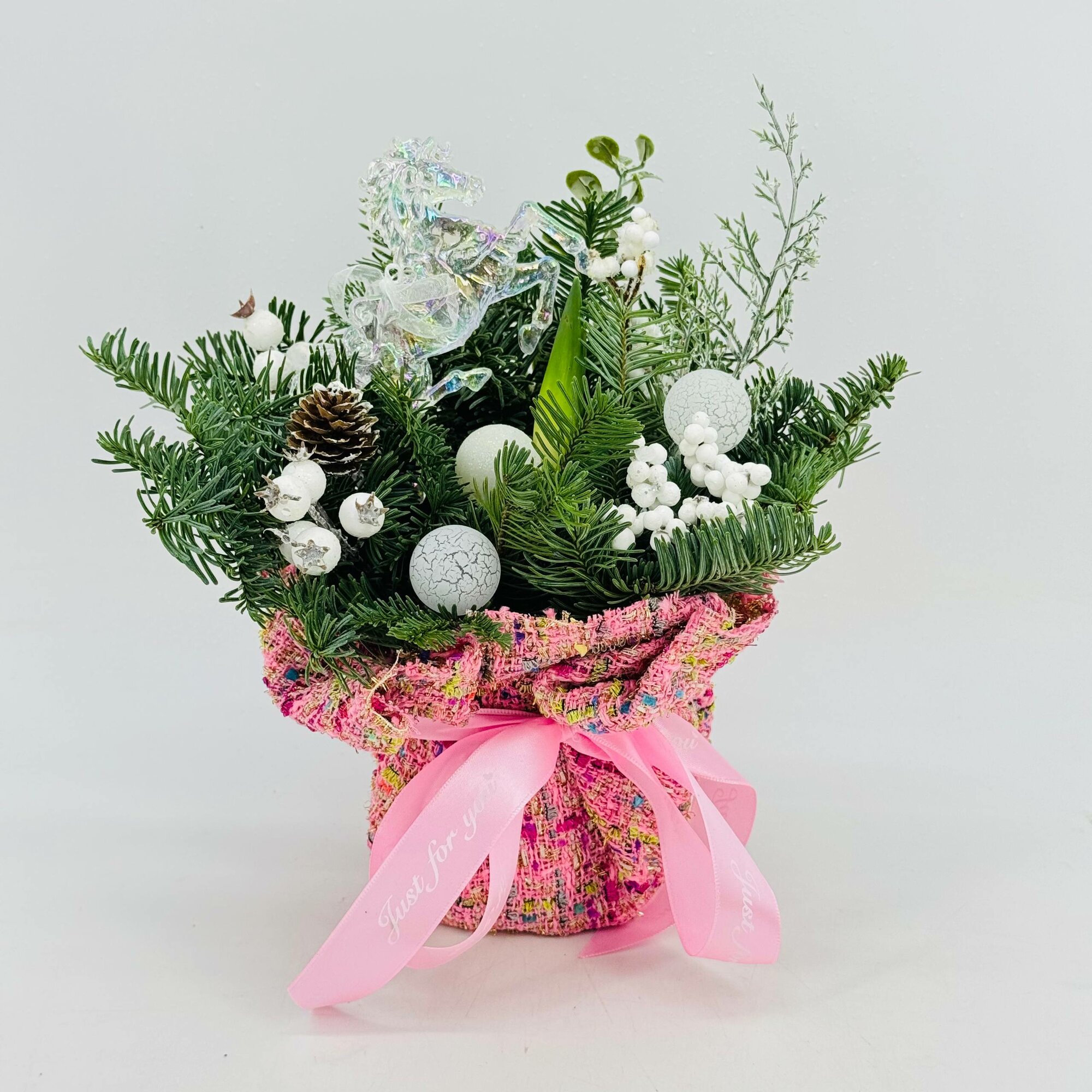 Новогодний букет из нобилиса в кашпо с луковицей розовый Амариллис. Зимняя композиция с символом года лошадь