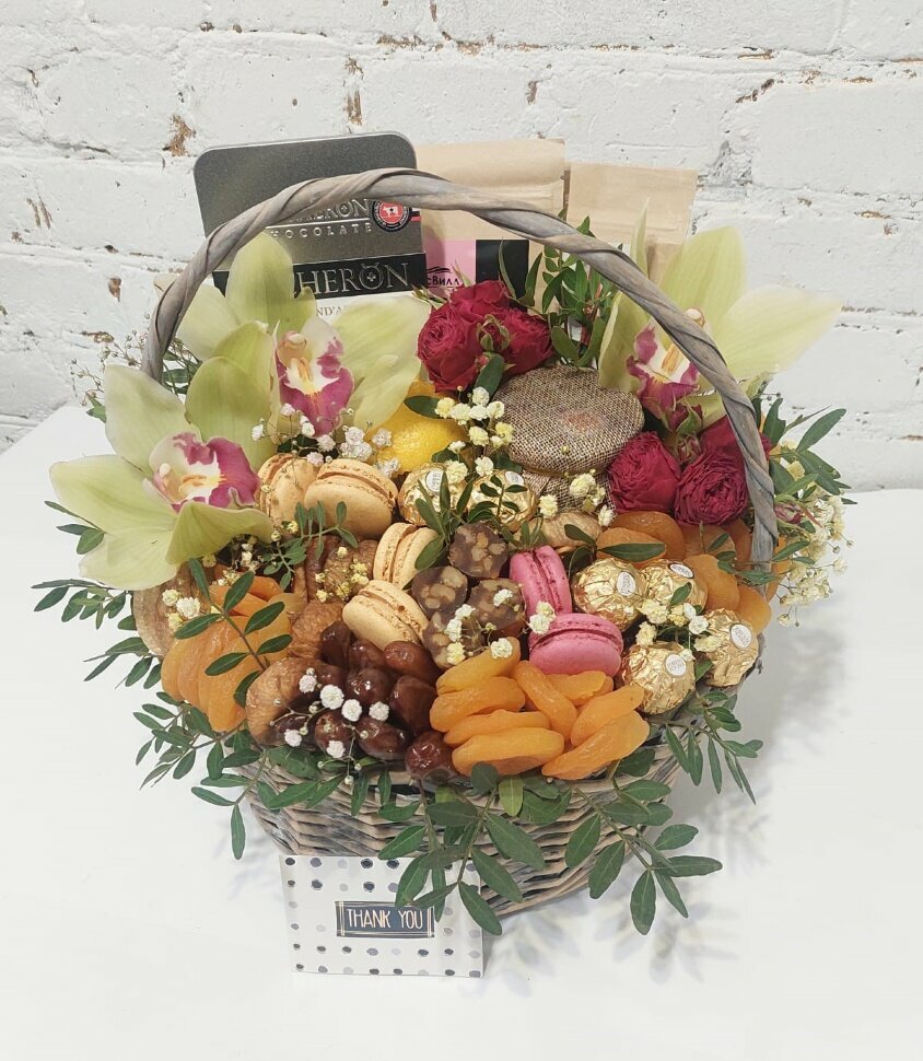 Корзина с цветами и сладостями (BuketOnline)