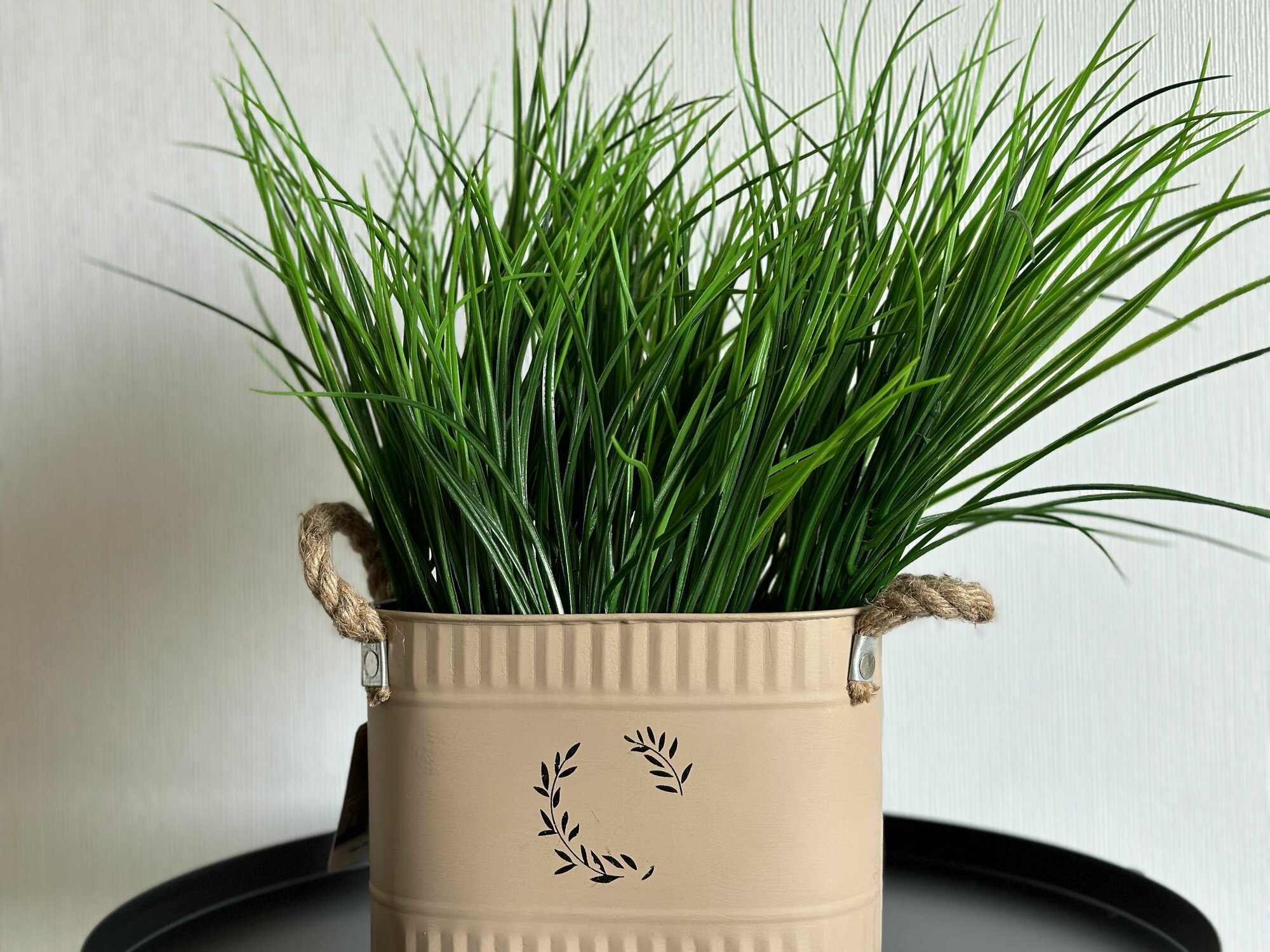 Искусственная трава Осока в железном ведерке кашпо