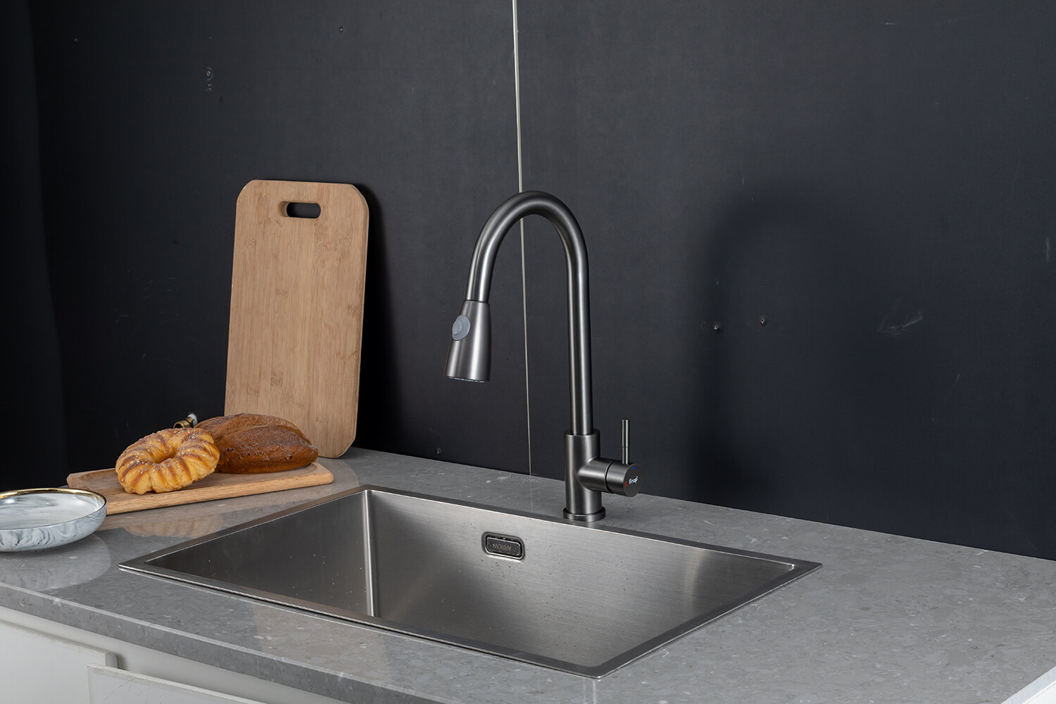 Смеситель для кухни Frap F60991-9 с выдвижным изливом, оружейная сталь