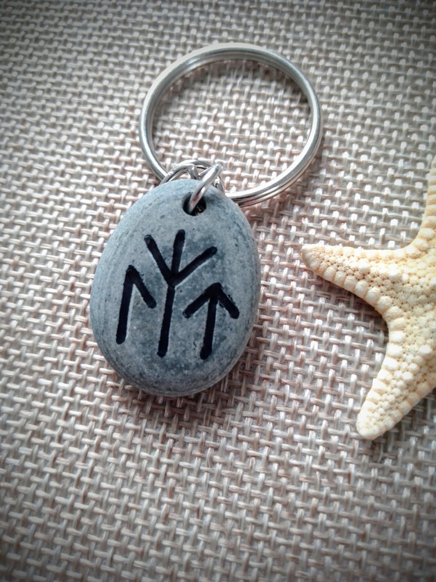 Оберег от стресса и депрессии. Брелок из натурального камня с гравировкой.