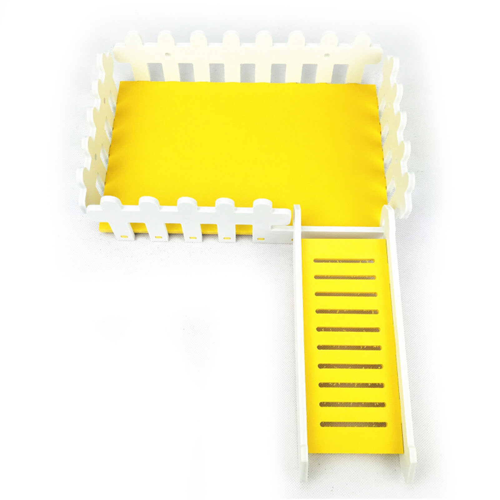 Платформа-горка для хомячка, моющаяся, съемная, легко устанавливаемая, из ПВХ, белая, с желтым фоном.