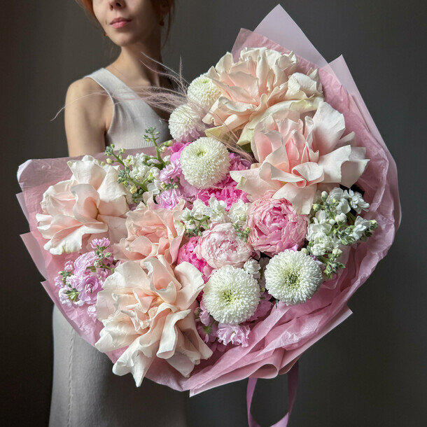 Пышный букет с пионами и французскими розами, ароматной маттиолой и хризантемами, в коробке и аквабоксе. Veresk 907